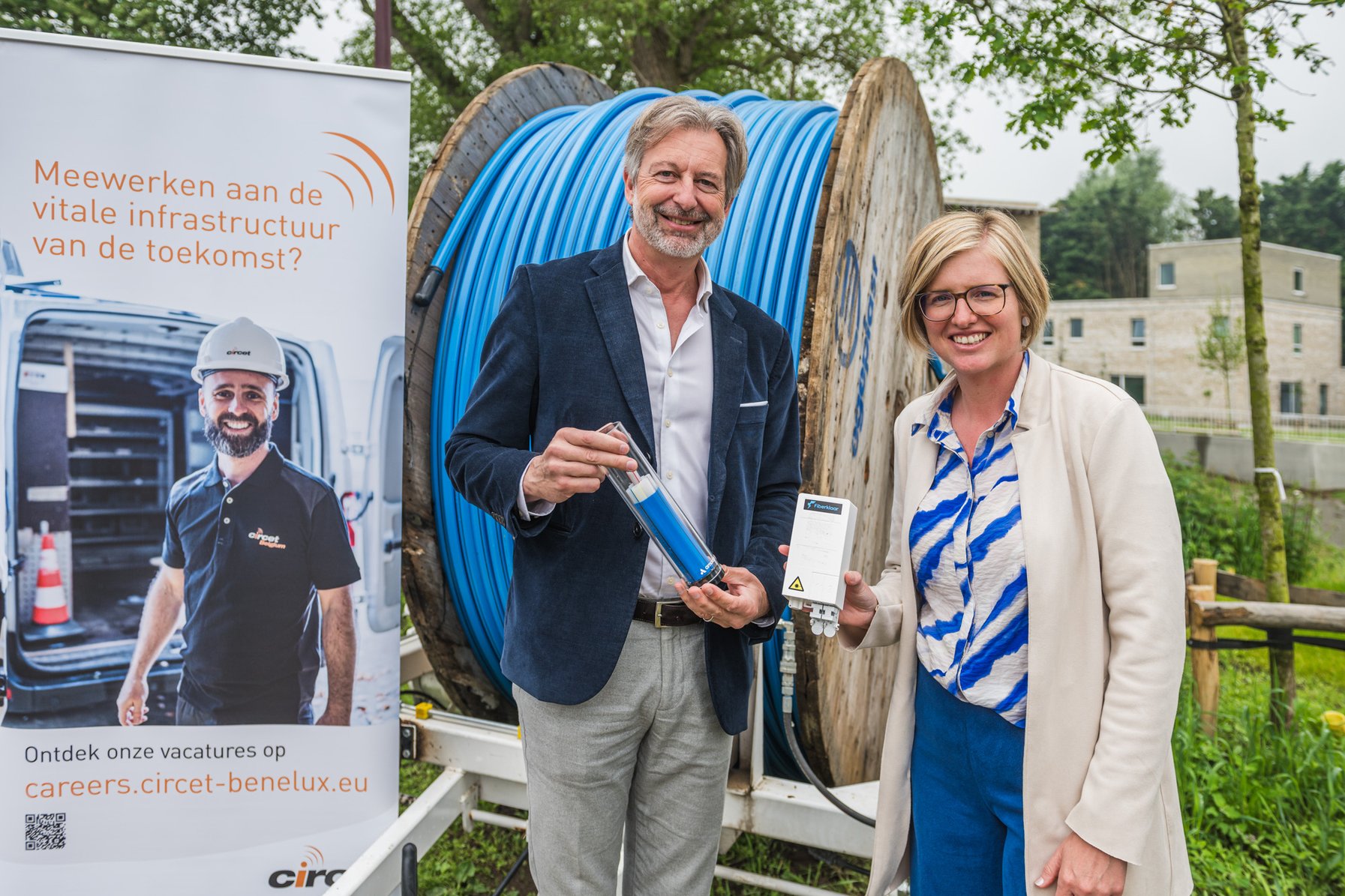 Fiberklaar steekt spade in de grond voor glasvezelaanleg in Oudenburg