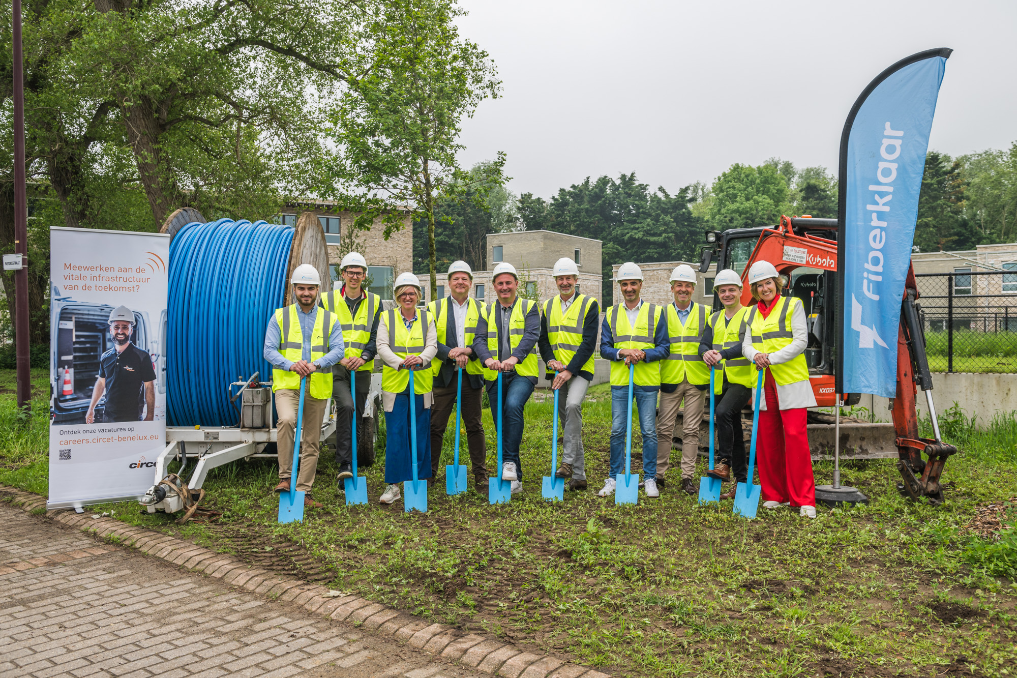 Fiberklaar steekt spade in de grond voor glasvezelaanleg in Oudenburg